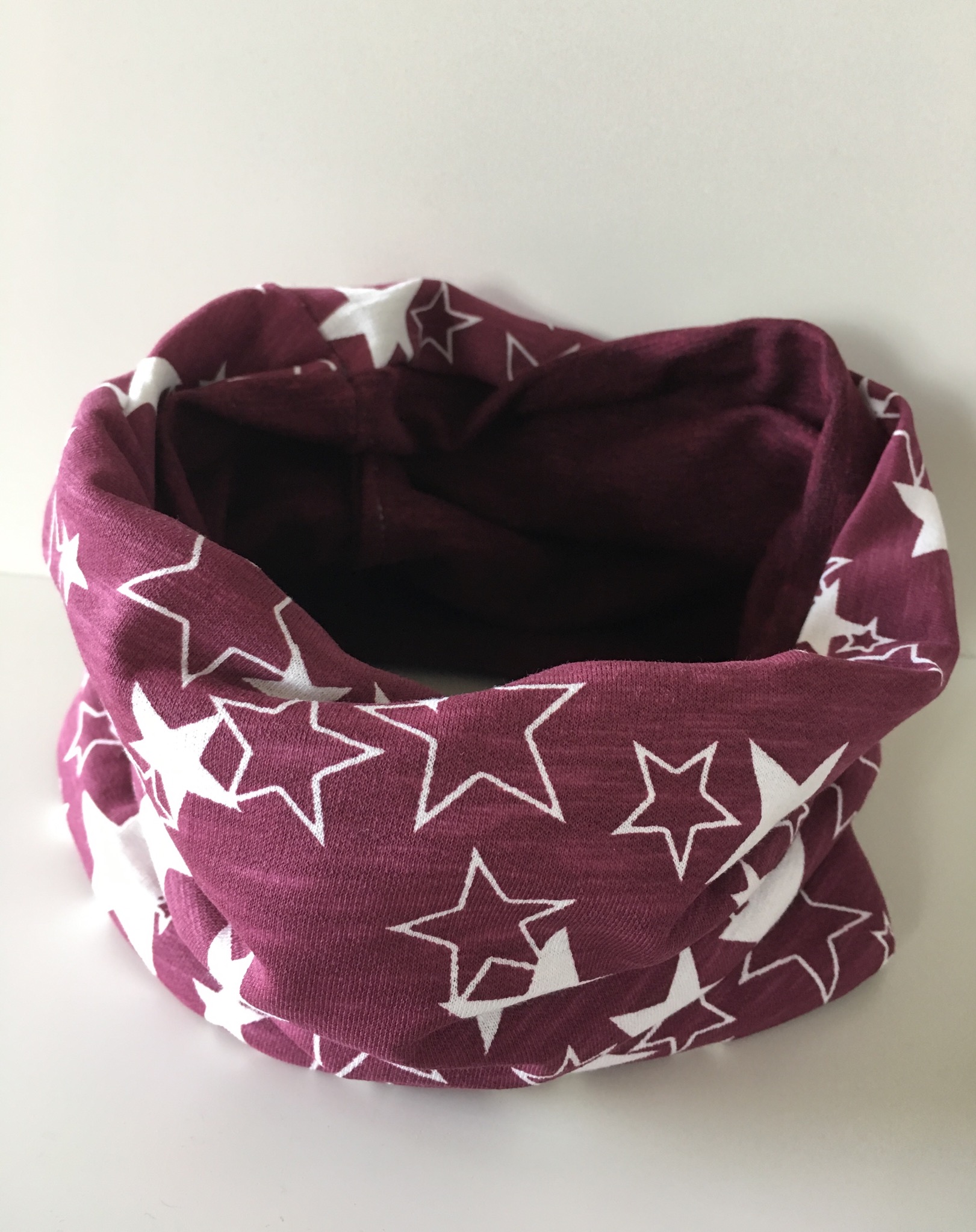 Set aus Beanie und Loop weinrot Sterne – ittex_kids